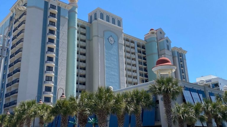 5 Reasons a Resort is the Best Choice for your Getaway - Compass Cove ...